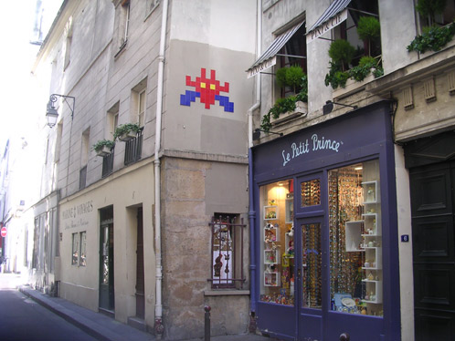 Space Invader in Saint Germain-des-Pres, Paris 4 – GLOBAL GRAPHICA