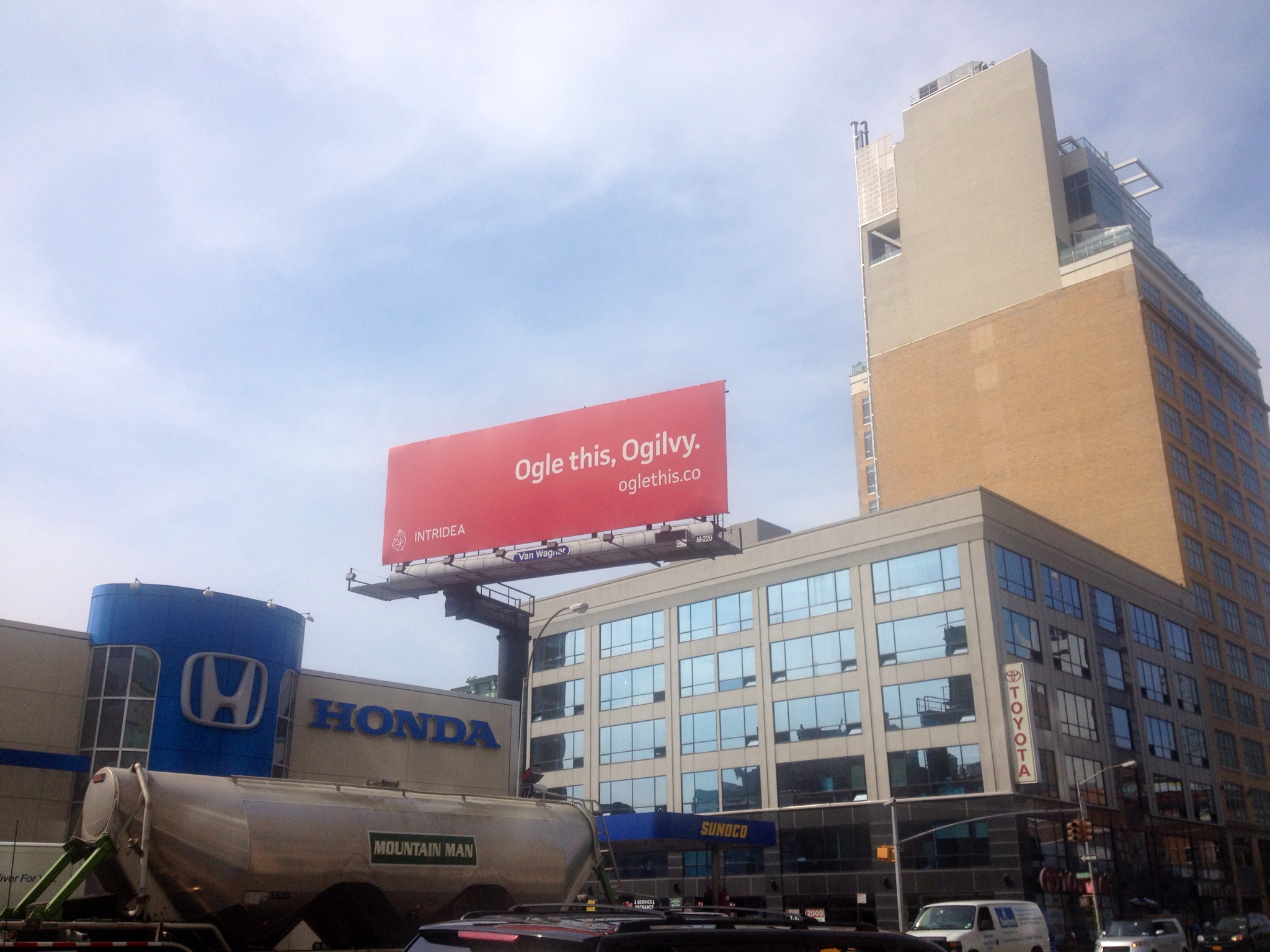 What’s Up with This Super-Targeted Billboard in NYC? – GLOBAL GRAPHICA